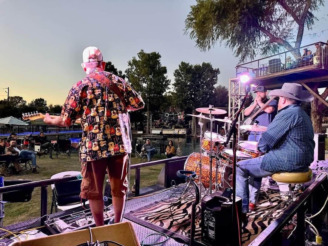 Delivering timeless tunes of classic country music in the DFW TX area ...